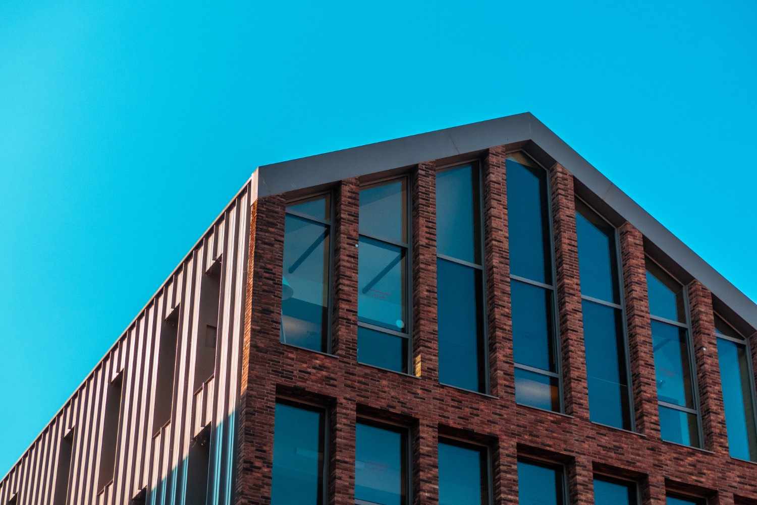 Choosing the Right Commercial Cladding Company for Facades